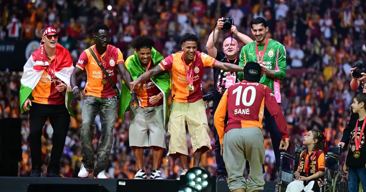 Galatasaray şampiyonluğu kutladı, kupasına kavuştu | NTV Haber