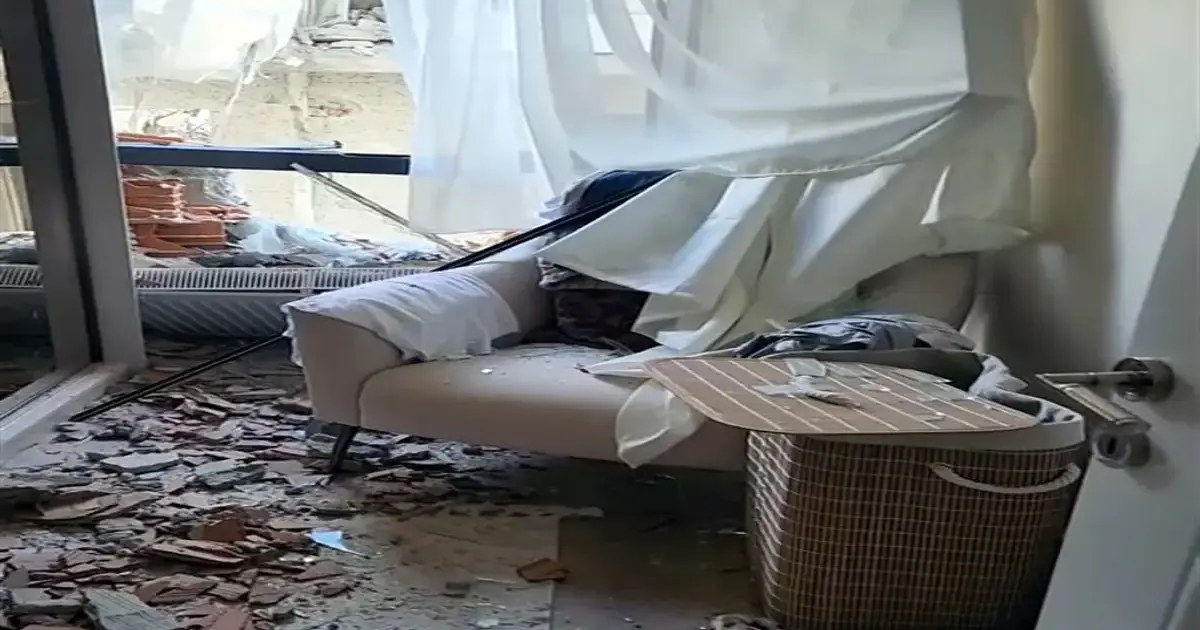 Yıkım kabusa döndü: Dev kolon yandaki binayı delip dairenin içine girdi ...
