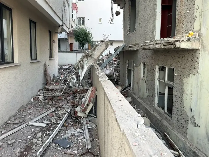 Yıkım kabusa döndü: Dev kolon yandaki binayı delip dairenin içine girdi ...