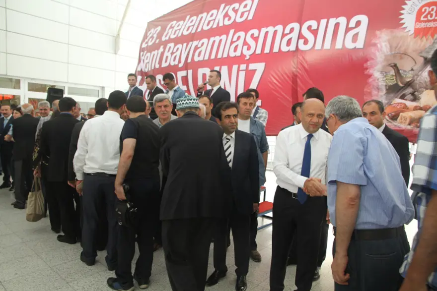 Eski başkan bayıldı, belediye başkanı müdahale etti | NTV Haber