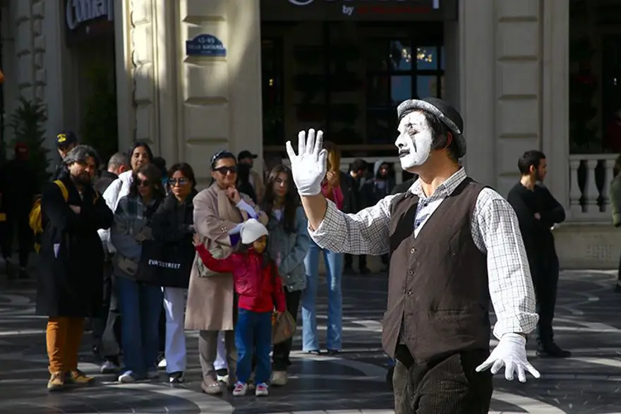 Türk sanatçı Ferhat Kılıç Dünya turuna çıktı: Yeni Charlie Chaplin'i ...