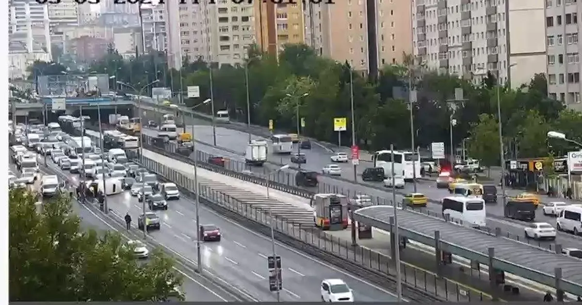 Beylikdüzü'nde servis aracı devrildi: 13 yaralı | NTV Haber