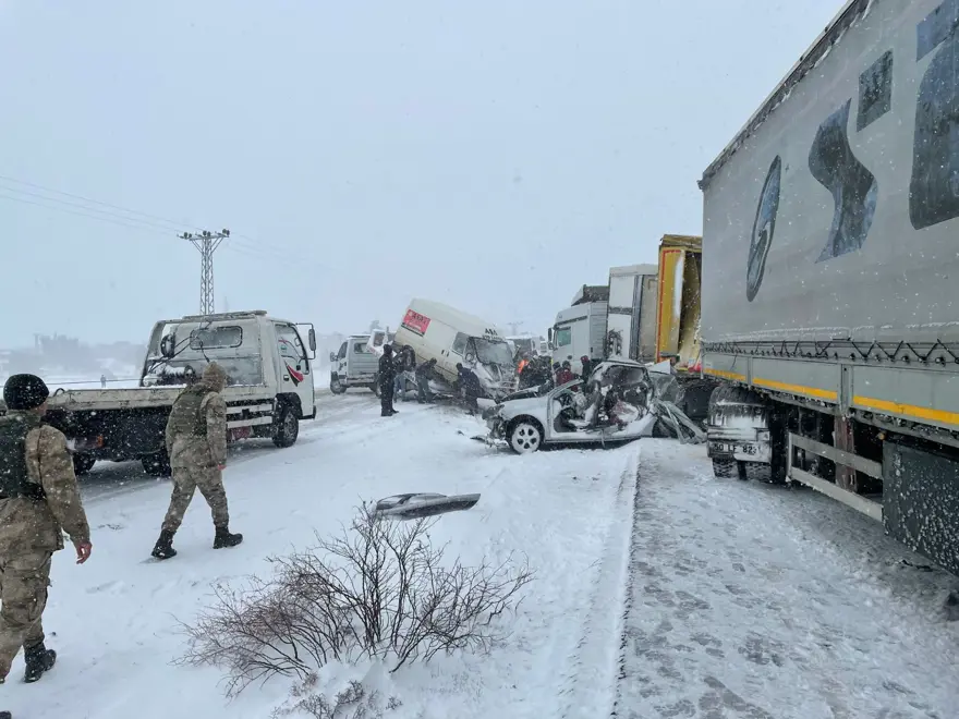 Mardin'de 8 araç birbirine girdi: 3 ölü, 12 yaralı | NTV Haber