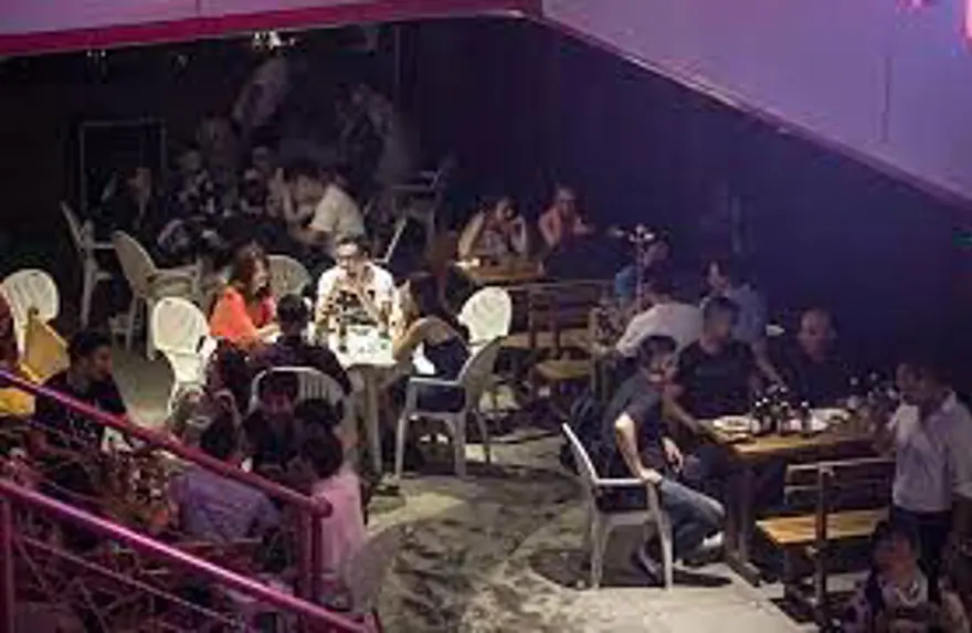 Çin'de Covid-19 endişesi büyüyor: Yüzü aşkın vaka Pekin'deki bir bardan ...