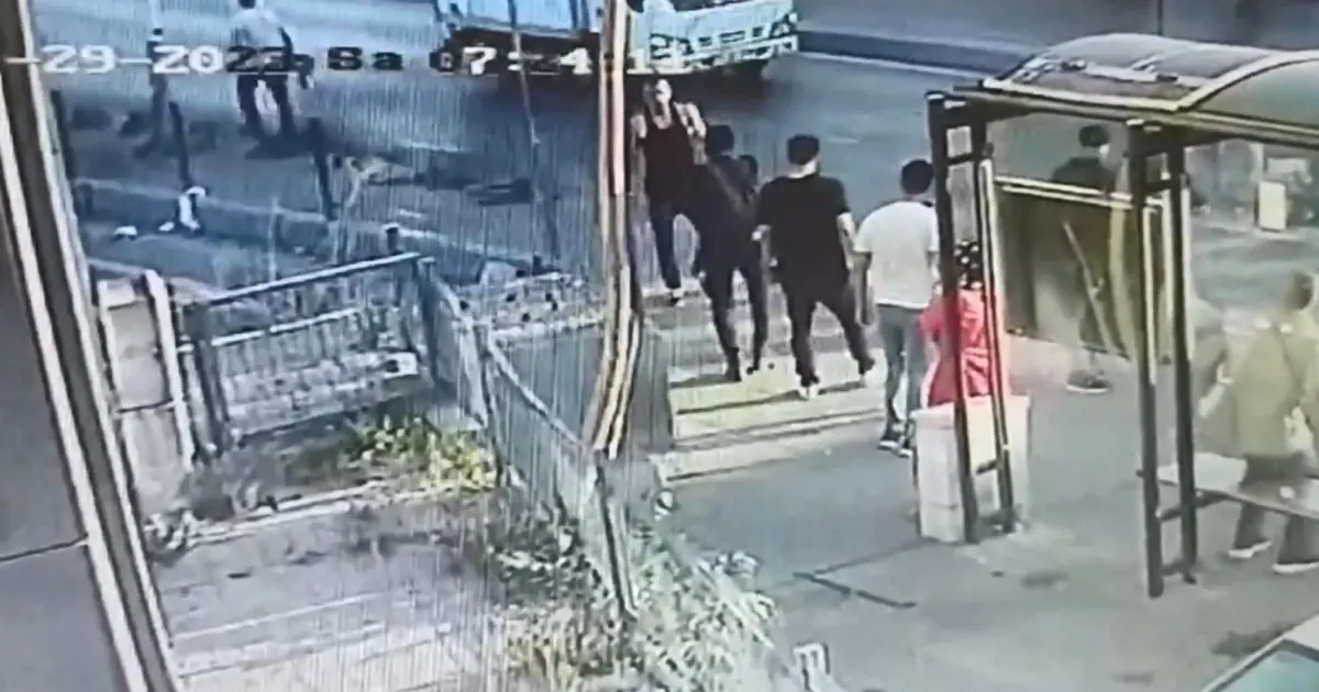 İstanbul'da otobüs durağında bıçaklı saldırgan paniği | NTV Haber