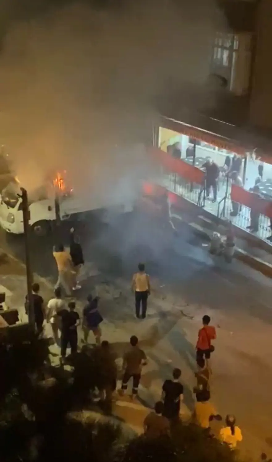 Yanan aracı binip uzaklaştırmaya çalıştı, diğerleri okeye devam etti ...