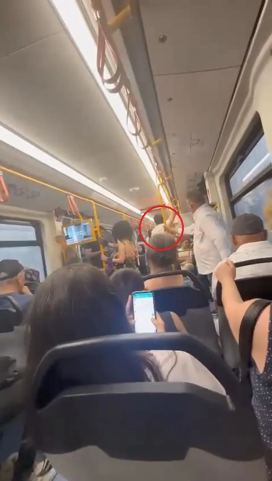 Metroda eşini bir kadınla gördü: "O eve girmeyeceksin bir daha" | NTV Haber