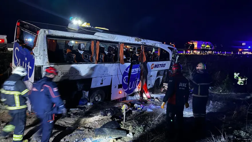 Aksaray'da yolcu otobüsü devrildi: 2 kişi öldü, 34 kişi yaralandı | NTV ...