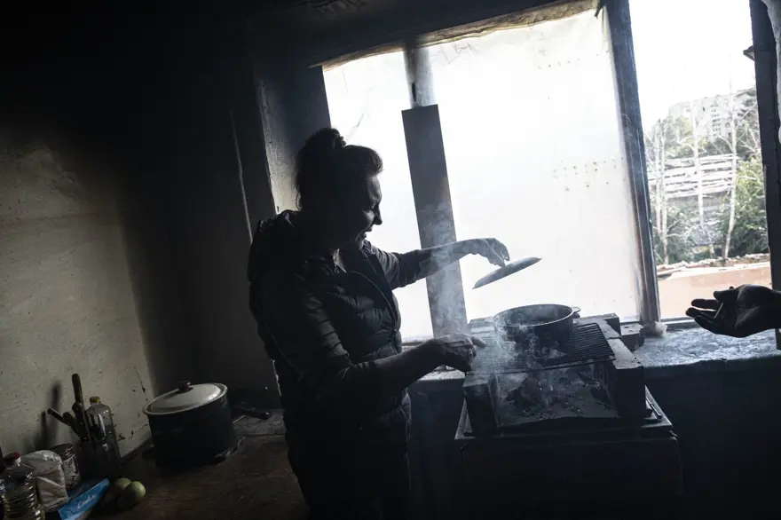 Ukrayna'daki savaşta üç ay sığınakta kalan İzyumlu aile yaşadıklarını ...