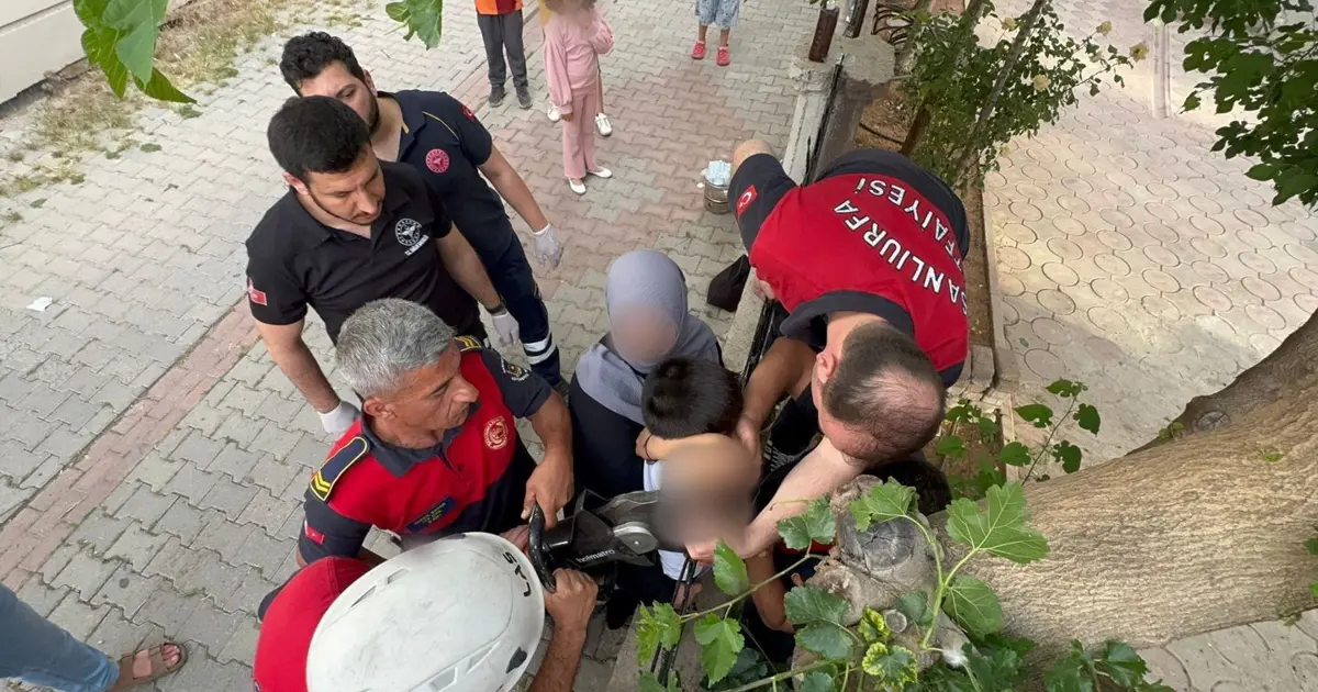 Koluna demir korkuluk saplandı | NTV Haber