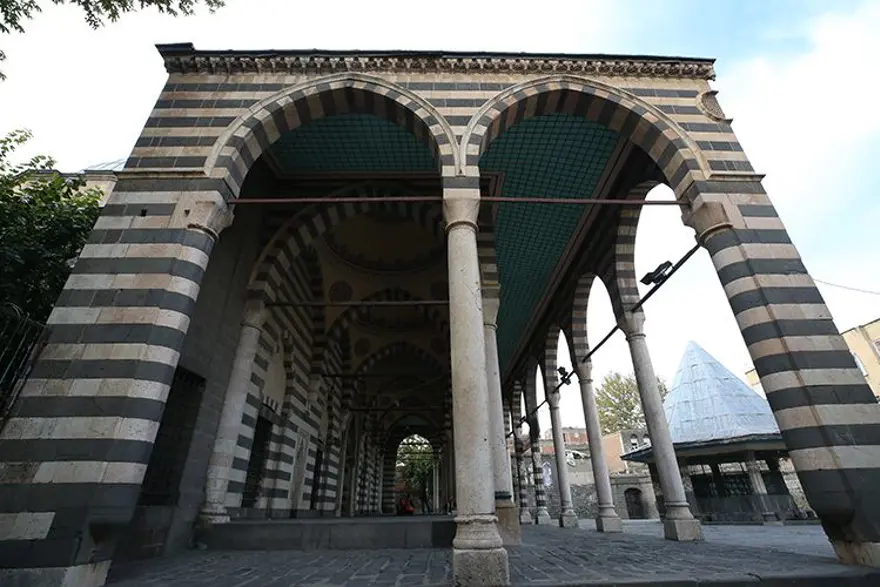 Diyarbakır'da depremde zarar gören 12 tarihi yapının restorasyonu için ...