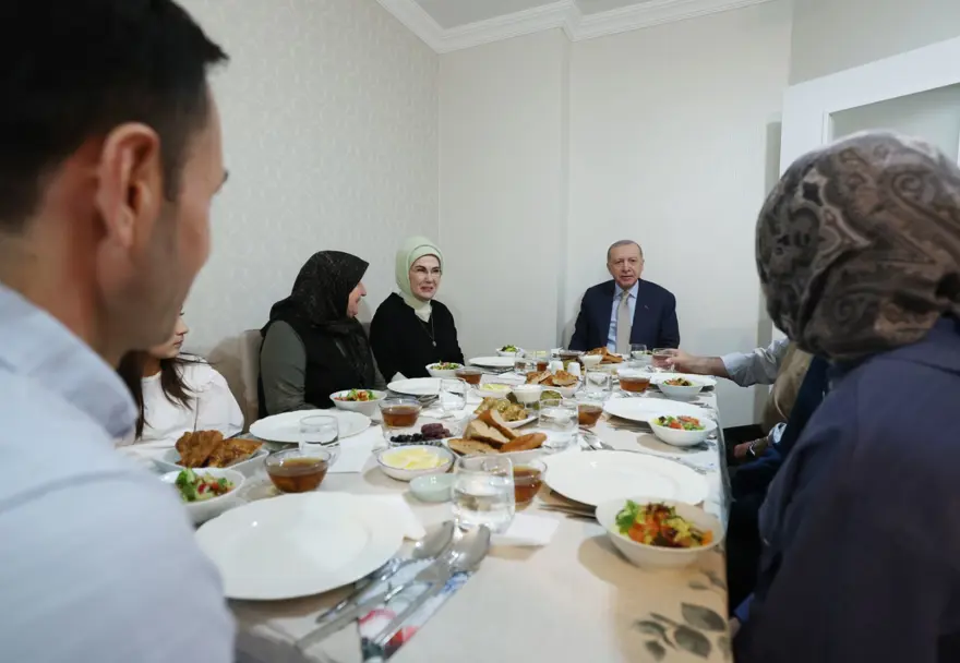 Cumhurbaşkanı Erdoğan, vatandaşın evinde iftar yaptı | NTV Haber