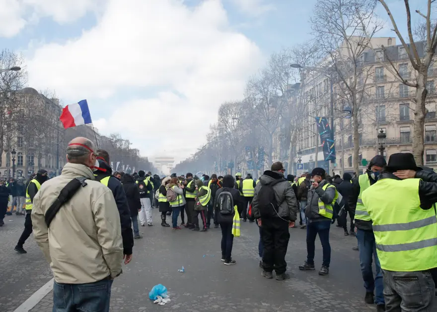 'Sarı Yelekliler' yine Paris sokaklarında | NTV Haber