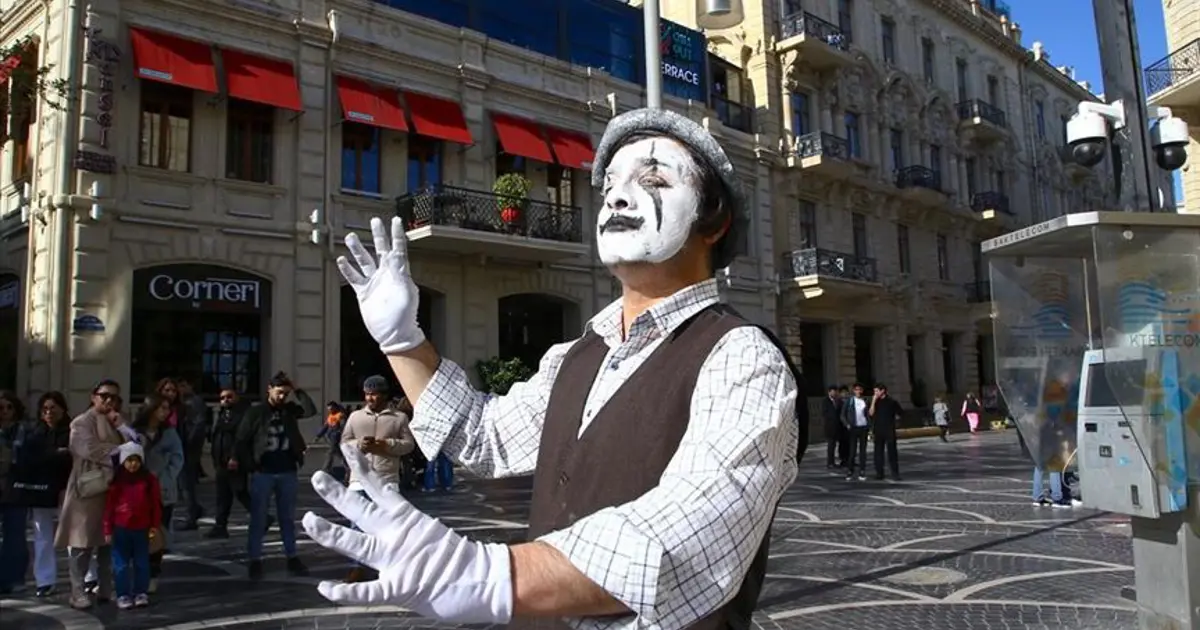 Türk sanatçı Ferhat Kılıç Dünya turuna çıktı: Yeni Charlie Chaplin'i ...