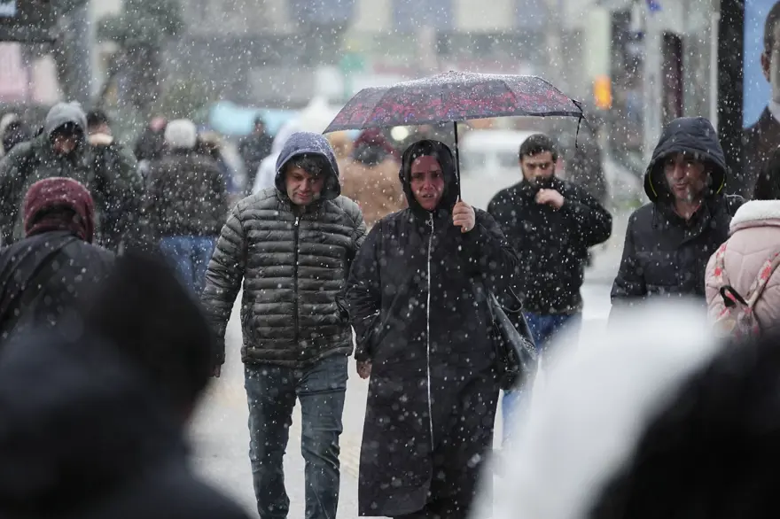 İstanbul’da kar aniden bastırdı, yol beyaza büründü | NTV Haber