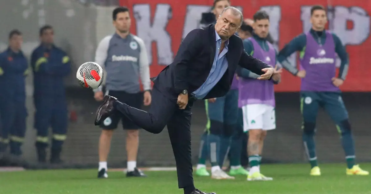 Fatih Terimli Panathinaikos derbiyi kazandı taraftar sokağa döküldü ...