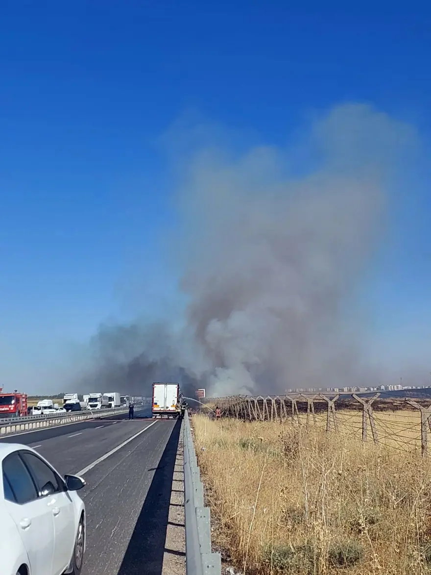 Şekerleme yüklü TIR'ın dorsesi alev alev yandı | NTV Haber