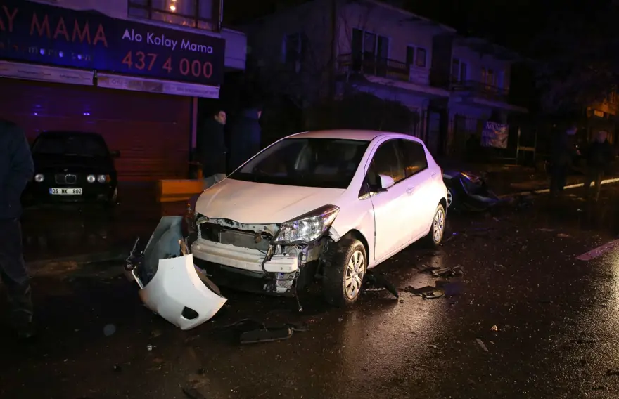 Önce ağaca sonra iki araca çarpan otomobil hurdaya döndü: 4 yaralı ...