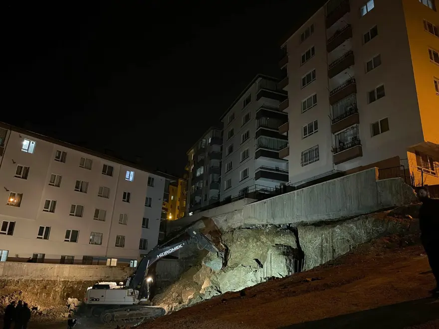 Ankara'da inşaat çalışması sırasında hasar gören 2 bina tahliye edildi ...