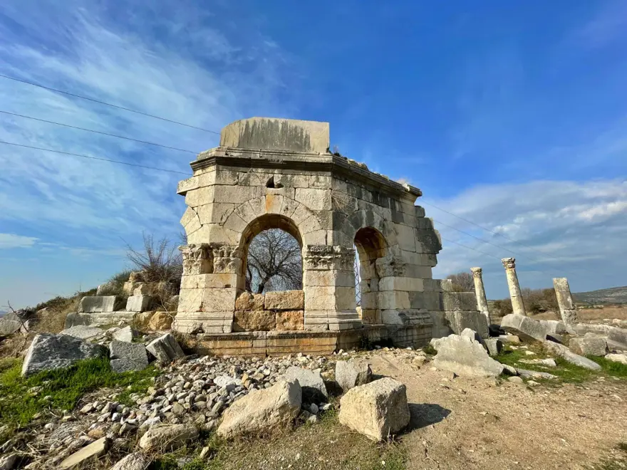 Çukurova'nın Efes'i Kastabala'nın tiyatro alanında kabartma masklar ...