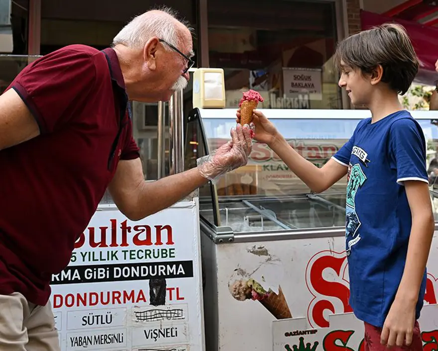 Sosyal medya İzmirli dondurmacı Arif Dede'yi konuşuyor: Bedava ...