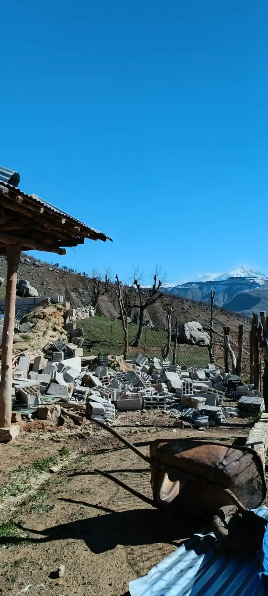 Hakkari'de kuvvetli rüzgar: Çatılar uçtu, direkler devrildi | NTV Haber