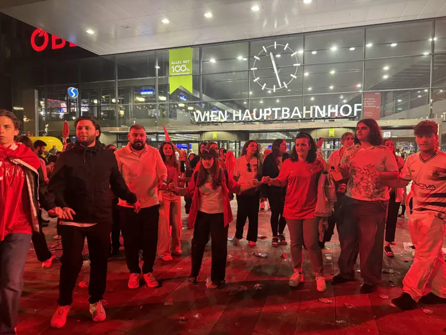 Avrupa'da Türk gecesi: Almanya'dan Hollanda'ya meydanlar "Türkiye ...