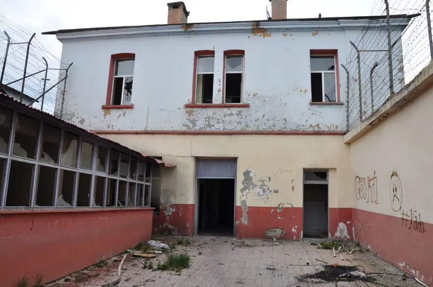 Kars'taki Çarlık Rusyası döneminden kalma cezaevi talan edildi | NTV Haber