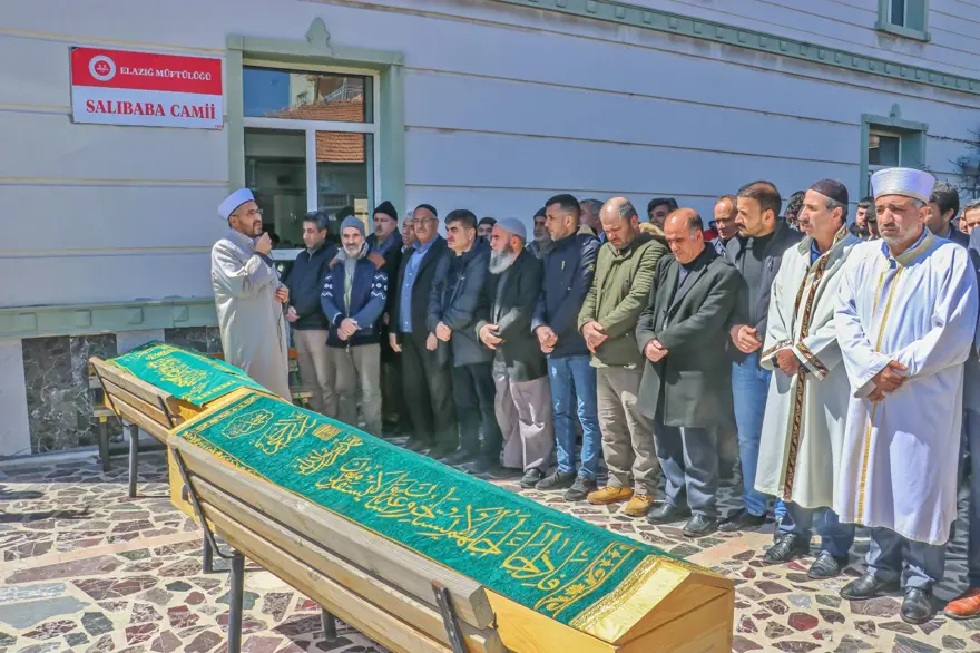 Elazığ'da ölü bulunan 6 kişi yan yana defnedildi | NTV Haber