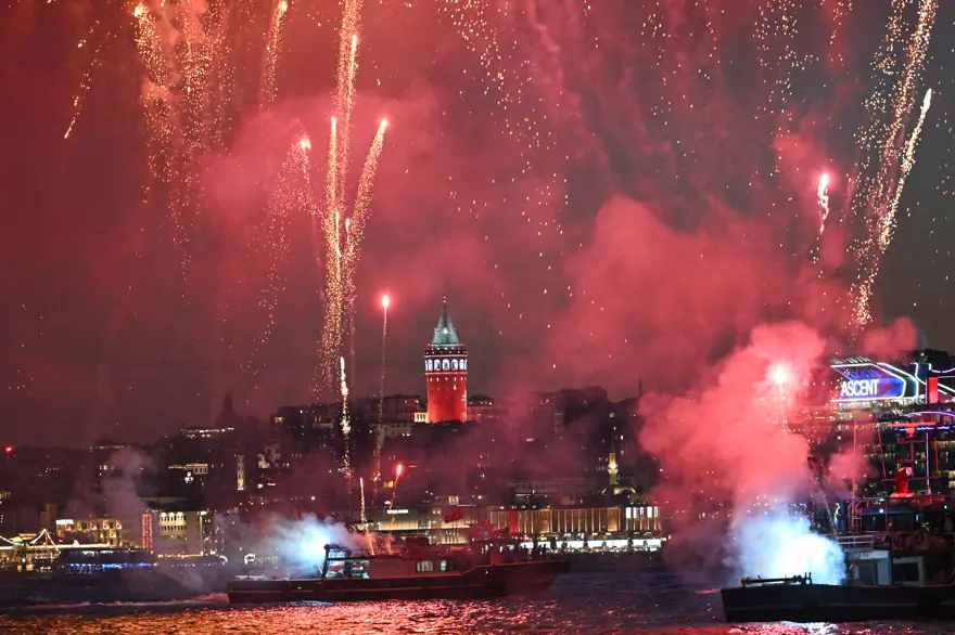 İstanbul'da fetih coşkusu: İstanbul Boğazı'nda havai fişek gösterisi ...