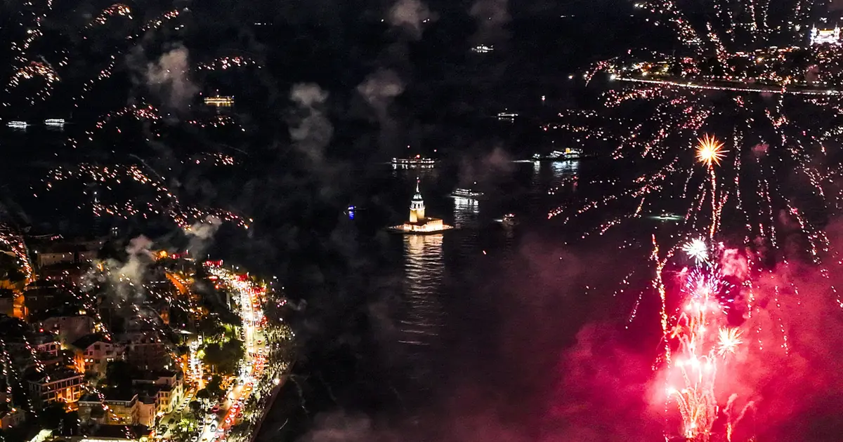 İstanbul'da fetih coşkusu: İstanbul Boğazı'nda havai fişek gösterisi ...