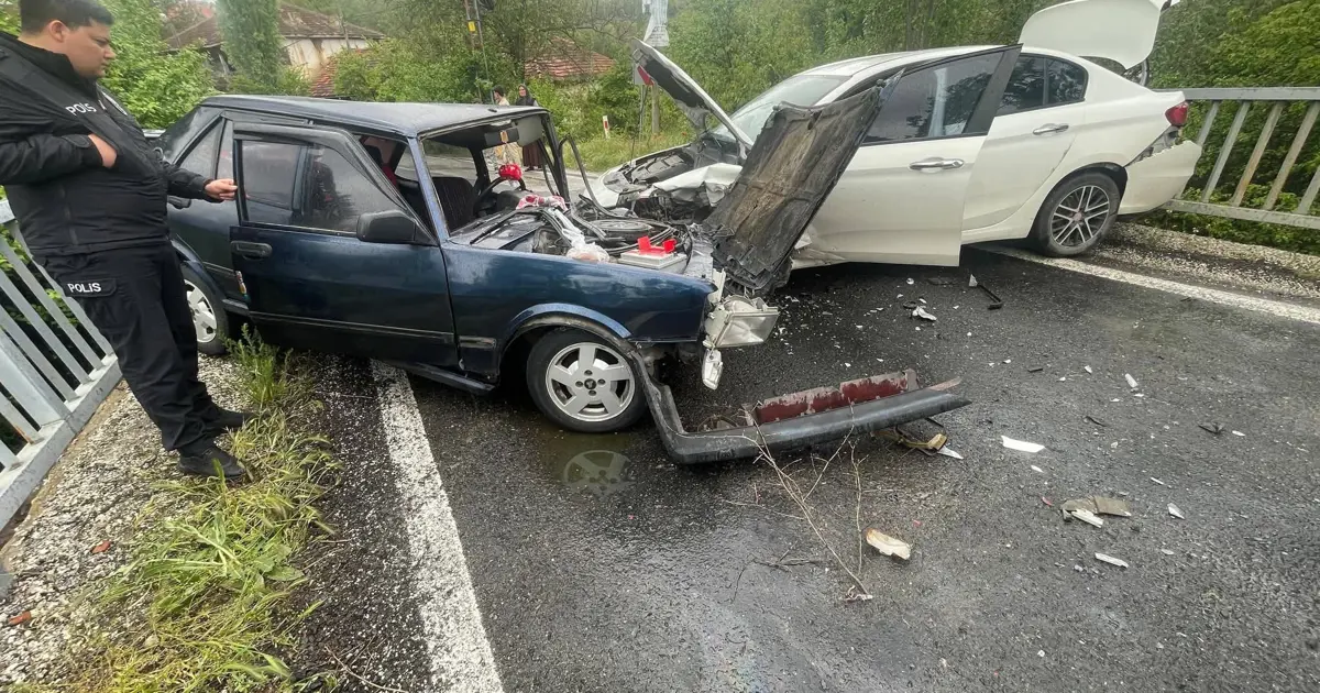 Afyonkarahisar'da otomobiller kafa kafaya çarpıştı: 4 yaralı | NTV Haber