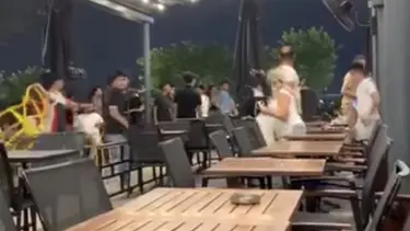 AVM'nin yemek katı karıştı: İki grup birbirine girdi | NTV Haber