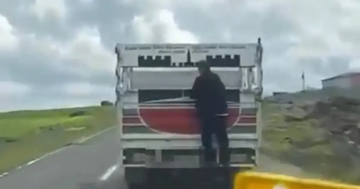 Kamyonetin arkasına tutundu, kilometrelerce yol gitti | NTV Haber