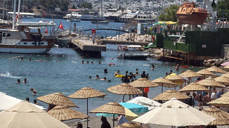 Sıcak hava tatilcilere yaradı. Bodrum'da sahiller doldu | NTV Haber