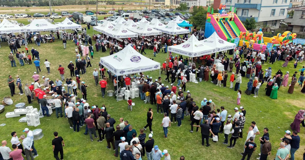 2 ton, 1 saatte tükendi. Kazan kazan pişirdiler, uzun kuyruklar oluştu ...