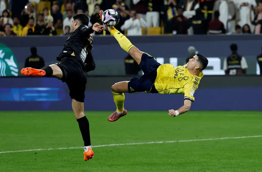 "Ronaldo, Messi ile birlikte oynamak istiyor" haberi gündemi sarsmıştı ...