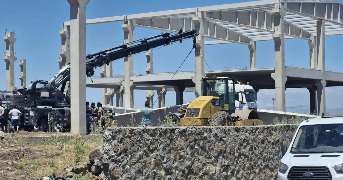Fabrika inşaatında feci ölüm: Beton blok işçinin üzerine düştü | NTV Haber