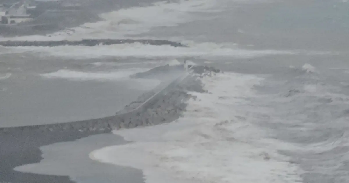 Zonguldak'ı fırtına ve kar vurdu. Deniz taştı, 81 köy yolu kapandı ...