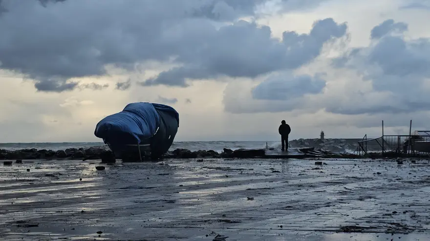 Zonguldak'ı fırtına ve kar vurdu. Deniz taştı, 81 köy yolu kapandı ...