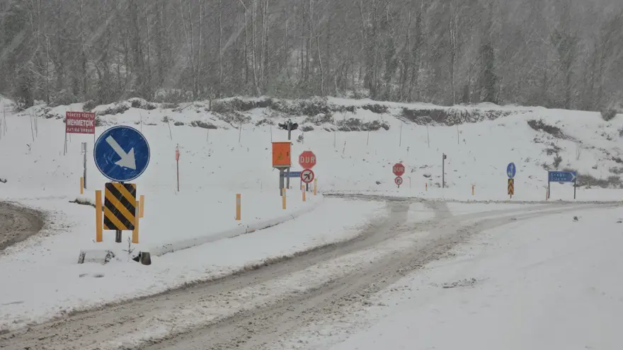 Zonguldak'ı fırtına ve kar vurdu. Deniz taştı, 81 köy yolu kapandı ...