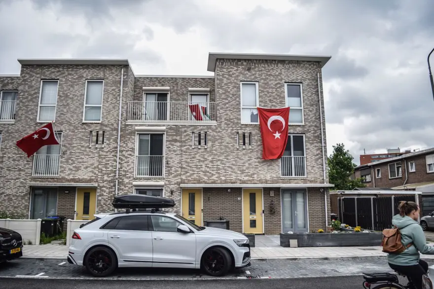 Çeyrek final öncesi Hollanda sokakları Türk ve Hollanda bayraklarıyla ...