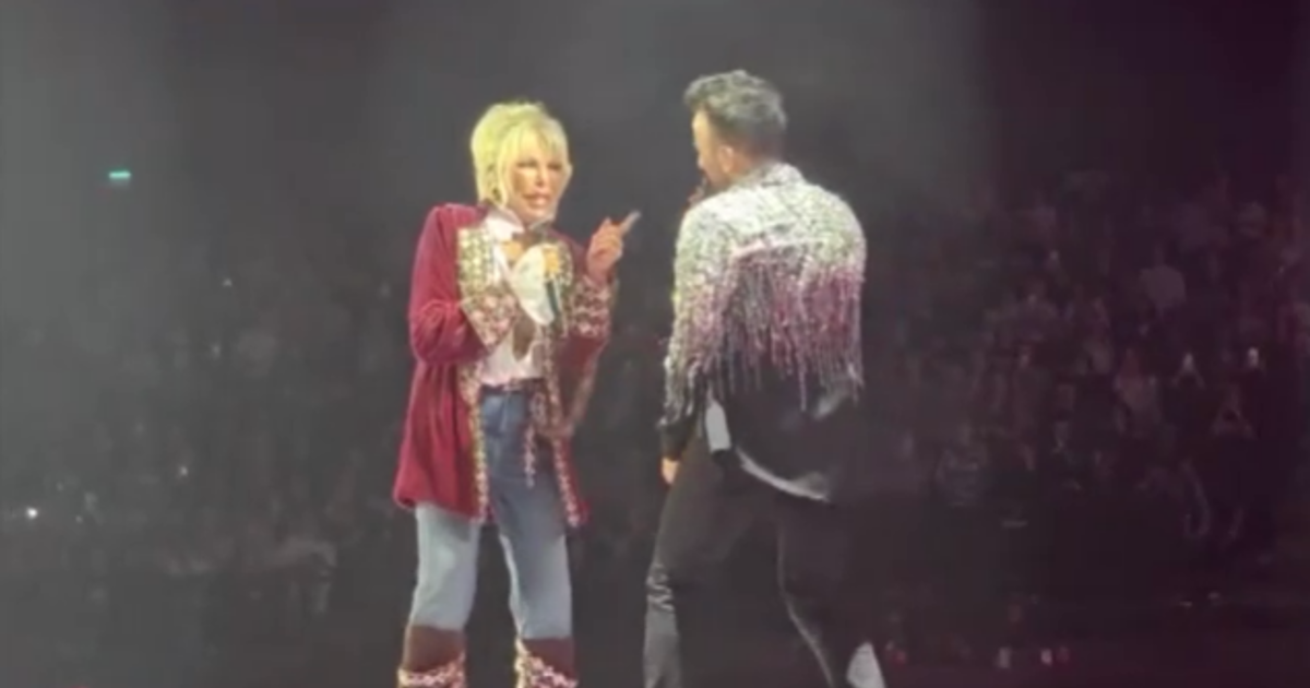 Tarkan'dan bir konser sürprizi daha. Pop müziğin iki starı düet yaptı ...