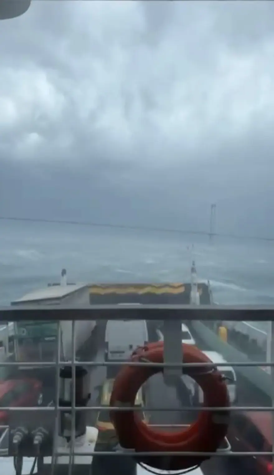 Arabalı feribot sürükleniyor. Kocaeli'de çok sayıda yolcu denizde ...