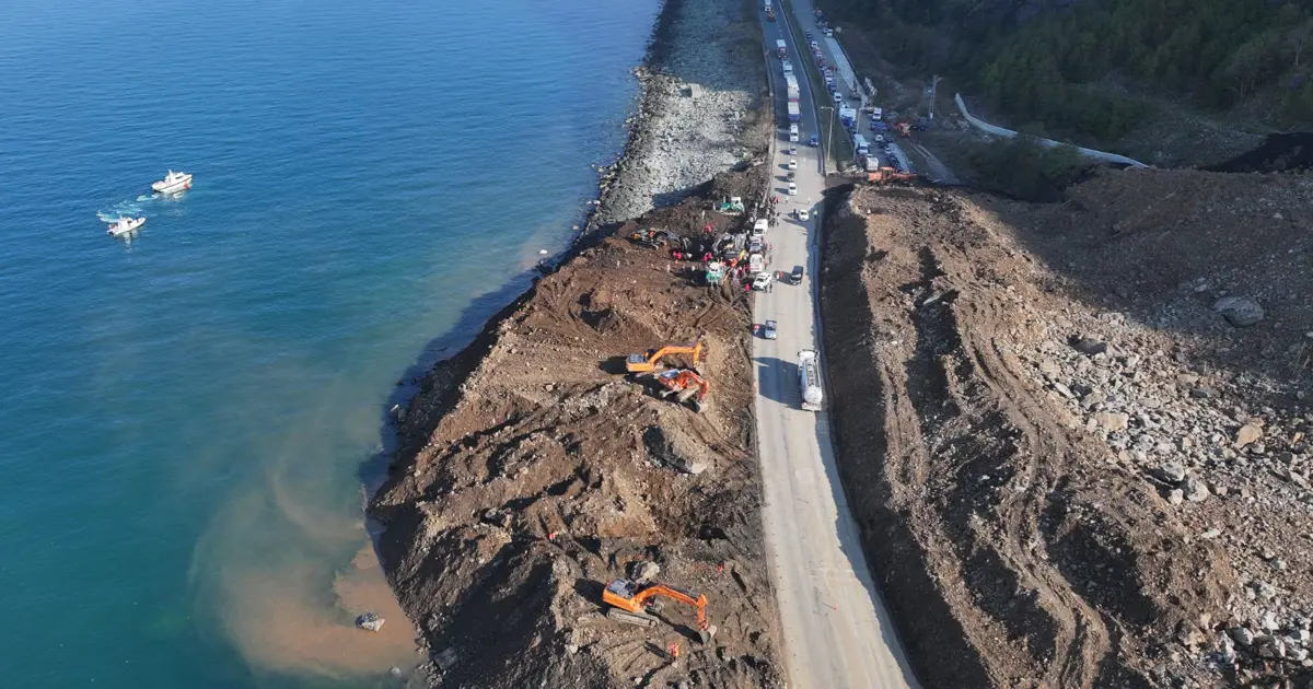Karadeniz Sahil Yolu'nda heyelan temizliği | NTV Haber