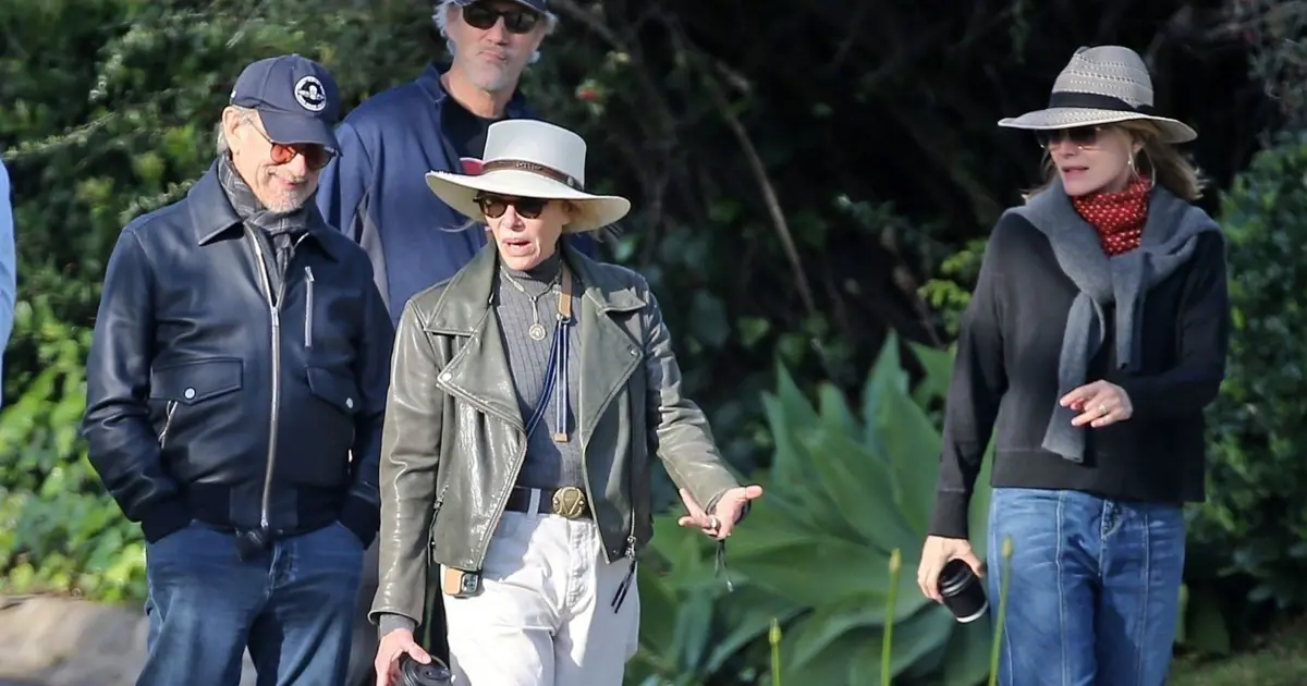 Steven Spielberg ve eşi ile Michelle Pfeiffer ve eşi yürüyüşte | NTV Haber
