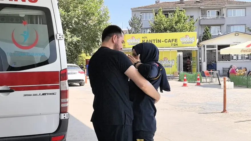 Ambulanslar kamyonetle çarpıştı: 6'sı sağlık personeli, 7 kişi ...
