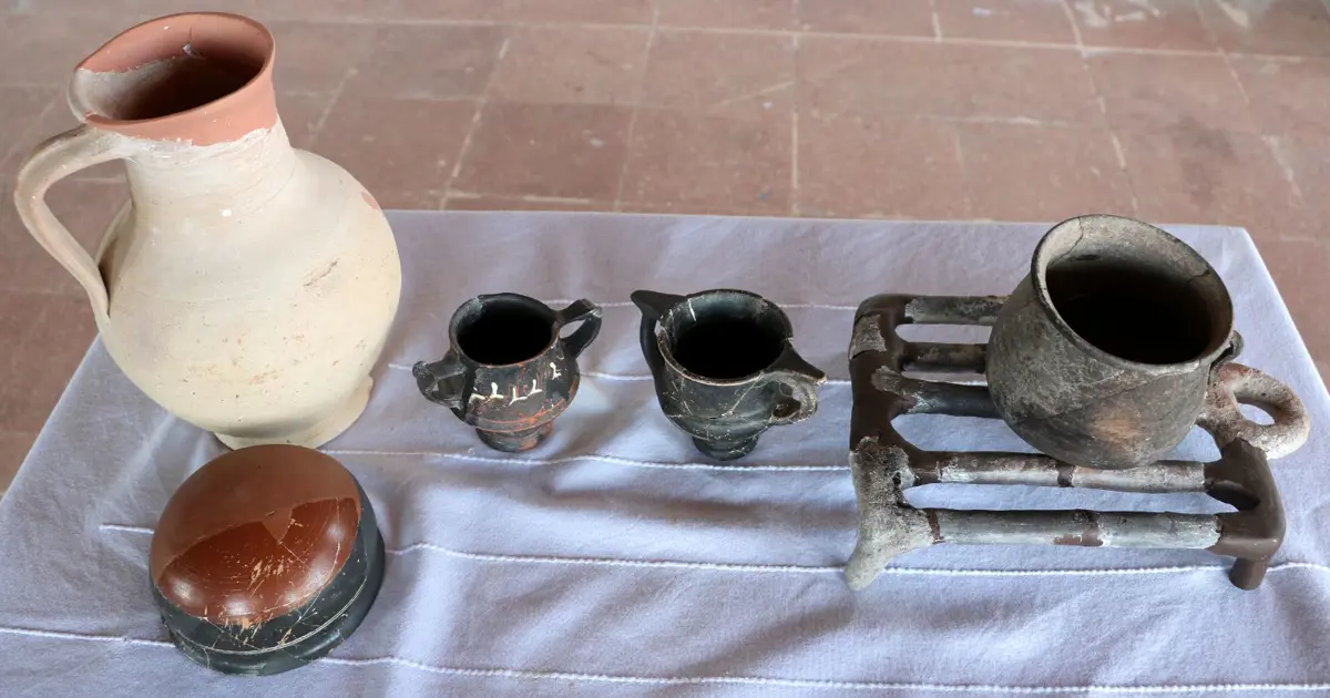 Assos'ta 1650 yıl önce yemek pişirilen toprak ızgara ve kaplar bulundu ...