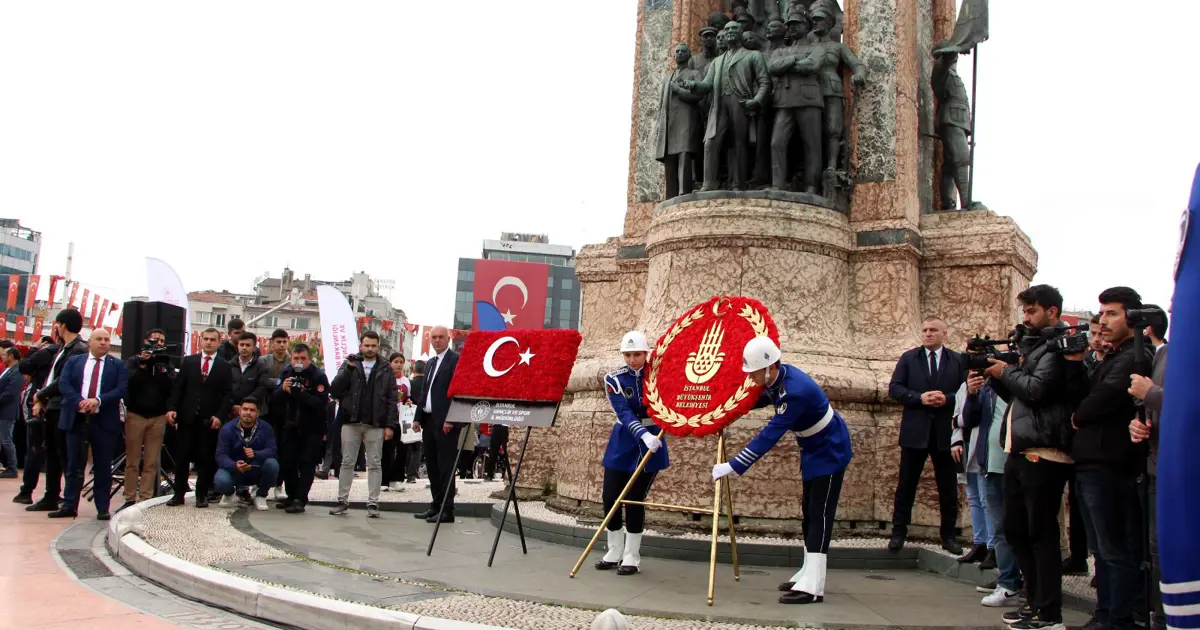 Taksim Cumhuriyet Anıtı’nda 19 Mayıs töreni | NTV Haber