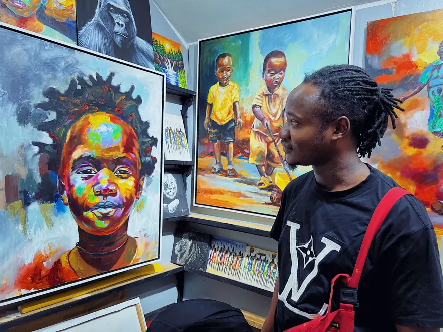 Uganda’da ressam Ivan Mubiru yoksul mahallelerin çocuklarını resmediyor ...